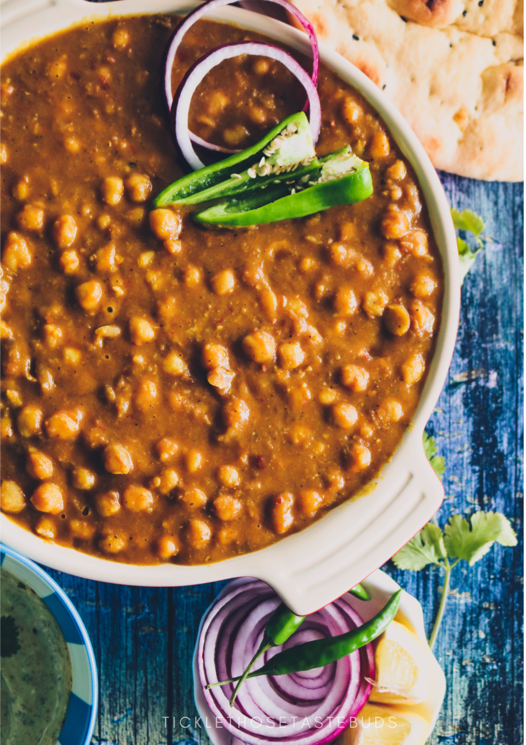Lahori Chikar Chole [Mushy Chickpeas Curry] | Tickle Those Taste Buds