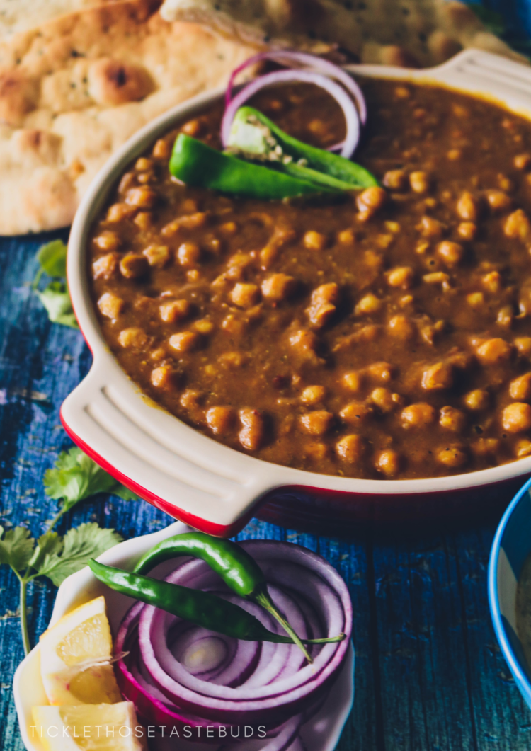 Lahori Chikar Chole [Mushy Chickpeas Curry] | Tickle Those Taste Buds