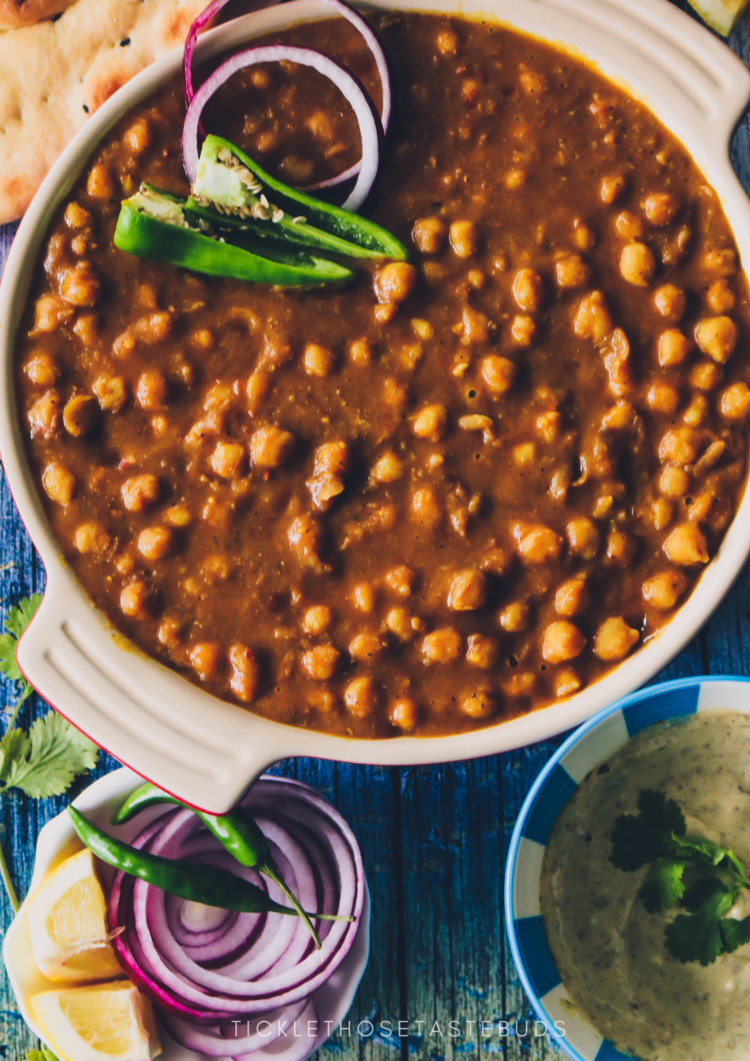 Lahori Chikar Chole [Mushy Chickpeas Curry] | Tickle Those Taste Buds